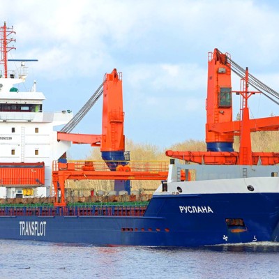 Vapor rusesc cu navigatori rupți de beți, oprit înainte să eșueze în ...